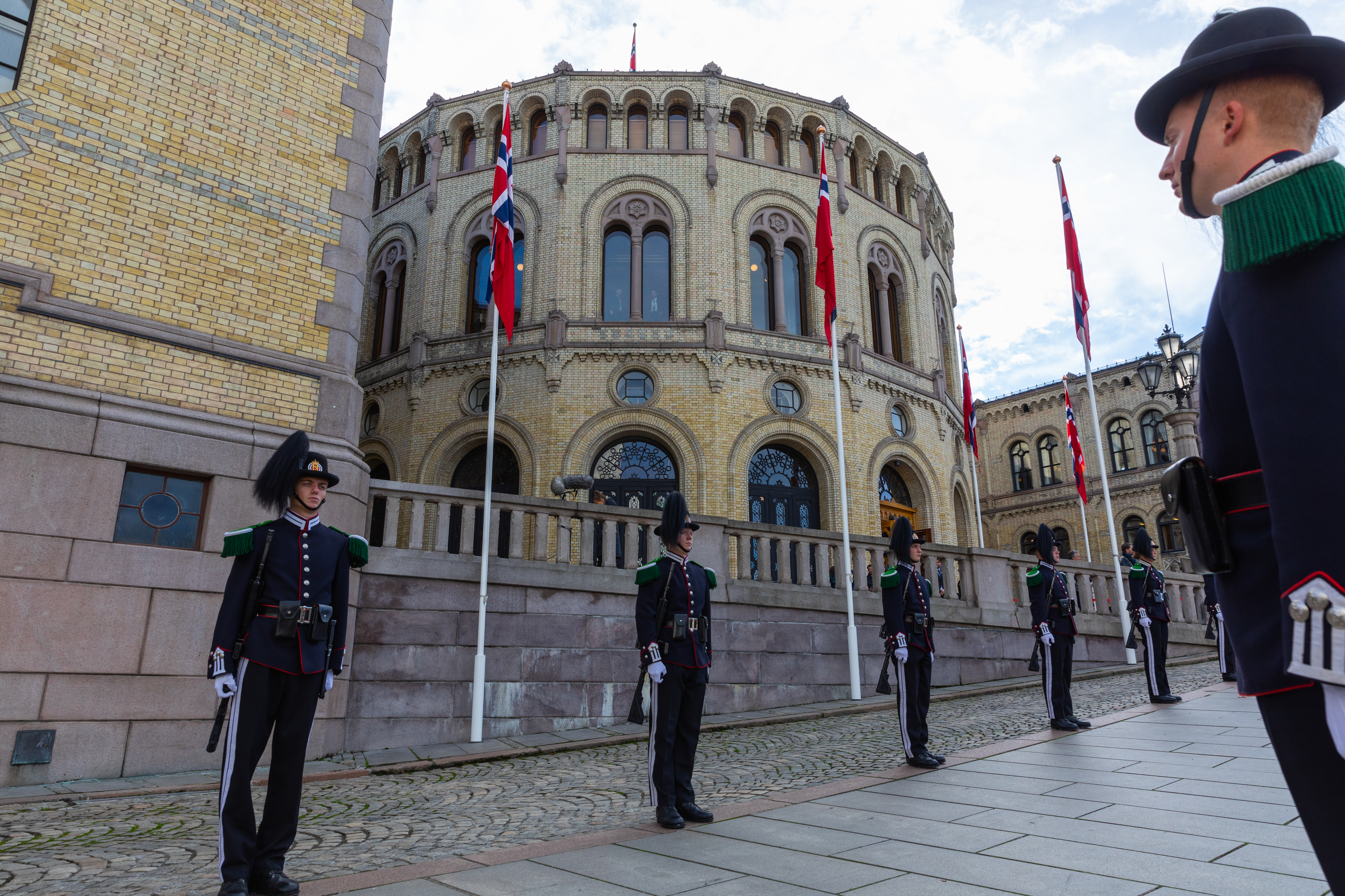 Kongen kommer til Stortinget - Stortinget undervisning